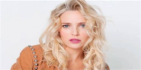 Desnuda Luisana Lopilato Se Paseó En Bata Muy Bien Acompañada