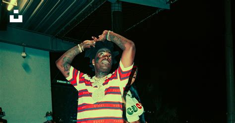 빨간색과 흰색 줄무늬 폴로 셔츠와 파란색 바지를 입은 남자가 흰색 나무 테이블에 서 있다 사진 Unsplash의 무료 검정 이미지