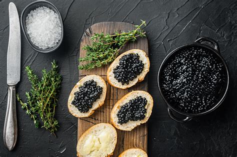 검은 색 철갑상어 캐비어가있는 카나페 검은 색 배경 상단 보기 플랫 레이 0명에 대한 스톡 사진 및 기타 이미지 0명 검은