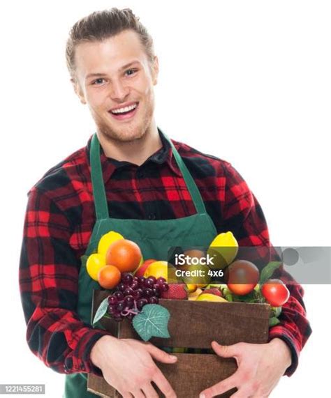 백인 젊은 남성 농장 노동자 앞치마를 입고 상자를 들고 흰색 배경 앞에 서 농부에 대한 스톡 사진 및 기타 이미지 농부