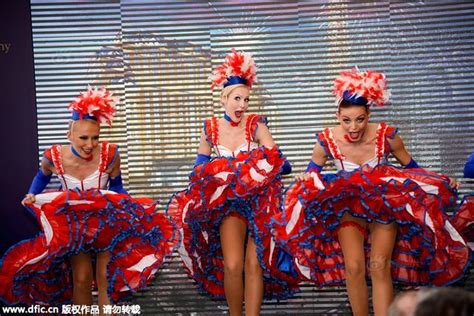 澳门埃菲尔铁塔平顶仪式邀外籍女跳康康舞 新浪图片