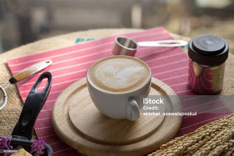 아름 다운 라 떼 아트와 버터 케이크 선택적 포커스와 함께 커피 한잔 갈색에 대한 스톡 사진 및 기타 이미지 갈색 디자인 라떼 Istock