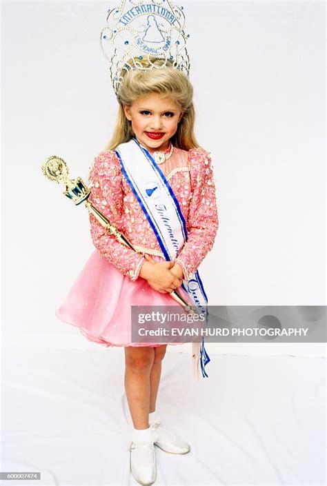 Beauty Show Winner With Trophy News Photo Getty Images