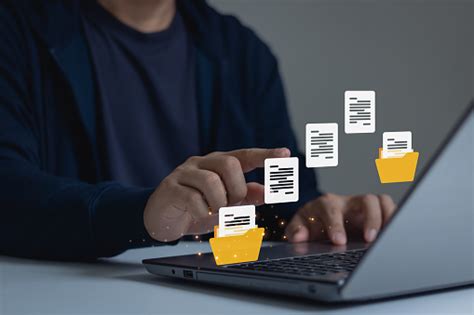 인터넷에서 문서를 보내기 위해 가상 화면에서 파일을 전송하는 남자 데이터 전송 폴더 간 데이터 파일 전송 백업 데이터 폴더 내