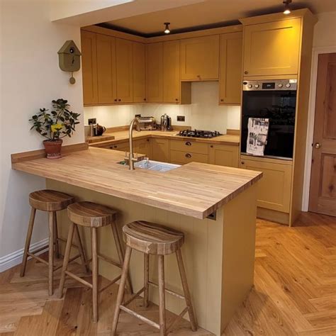 Chilcomb Saffron Kitchen Fitted Kitchens Kitchens Howdens