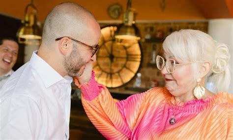 Hijo De La Gorda Fabiola Escribe Un Libro En Su Memoria Y Revela