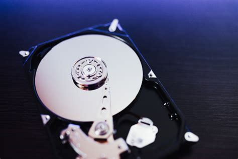 거울 효과와 Hdd 컴퓨터에서 하드 드라이브를 분해 거울 효과와 컴퓨터 하드 디스크에서 하드 드라이브를 열었습니다 컴퓨터 Pc의 일부 노트북 거울에 대한 스톡 사진 및 기타