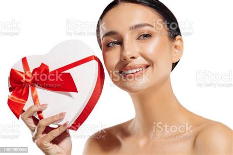 고립 된 흰색 배경에 빨간 선물 상자를 들고 행복한 아름다운 젊은 여자 여자에 대한 스톡 사진 및 기타 이미지 여자 여자만 겨울 Istock