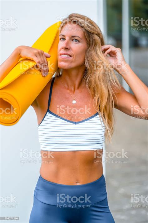 캐주얼 한 옷을 입고 젊은 금발 의 백인 여성과 피트니스 와 요가 세션 흰색 배경에 가리키기에 대한 스톡 사진 및 기타 이미지