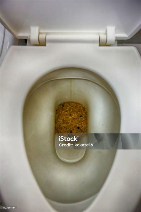 공중 화장실에서 대변 사용자가 하는 것을 잊지는 화장실을 플러시 집에서 더러운 화장실입니다 더러운 오래 된 화장실 그릇입니다 화장실 가정용 시설에 대한 스톡 사진 및 기타