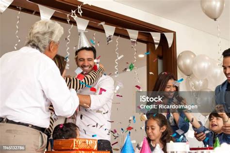 모든 함께 생일을 축 하 하는 라틴어 가족 그림에서 조부모 부모와 손자를 표시 합니다 가정 생활에 대한 스톡 사진 및 기타 이미지 가정 생활 가족 남성 Istock