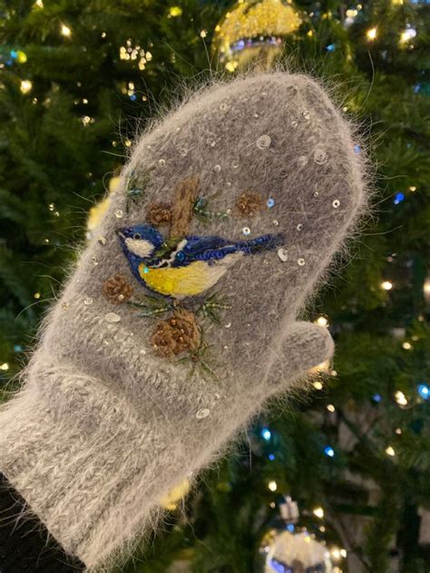 Пушистые варежки с вышивкой в 2024 г Текстильные художники Варежки Рукавичка