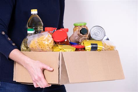 식품 식품으로 식품 기부 상자를 들고 있는 여성 자원봉사 손 쇼핑 바구니에 대한 스톡 사진 및 기타 이미지 쇼핑 바구니