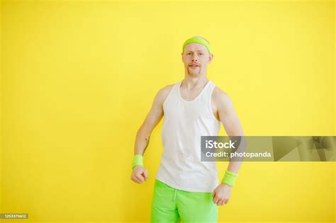 노란색 배경에 스포츠 유니폼을 입고 재미있는 대머리 남자 복고풍 스타일 괴력사에 대한 스톡 사진 및 기타 이미지 괴력사 복고풍 건강한 생활방식 Istock