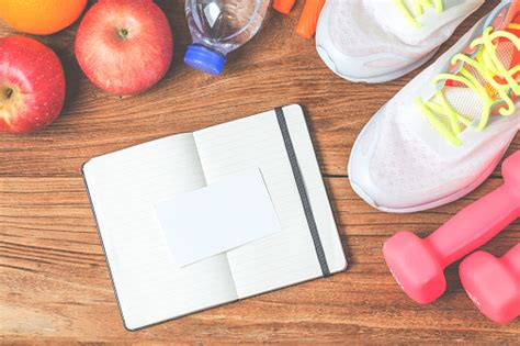 피트 니스 건강 하 고 활동적인 라이프 스타일 개념 물 병 아령 스포츠 신발 헤드폰와 사과 나무 배경에 스마트폰 텍스트에 대 한 공간을 복사 합니다 상위 뷰 건강한 생활