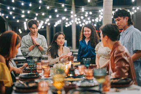 아시아 중국 레즈비언 커플 생일 축하 야외 식사 친구들과 함께 생일에 대한 스톡 사진 및 기타 이미지 생일 우정 가든파티 Istock