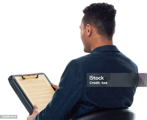 흰색 배경 앞에서 아프리카 인종 남성 사업가 버튼 다운 셔츠를 입고 체크리스트를 들고 20 24세에 대한 스톡 사진 및 기타 이미지 20 24세 20 29세 검정