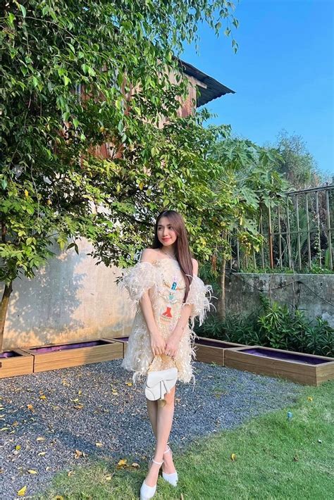 Tổng hợp Hình ảnh ca sĩ Hòa Minzy sexy khoe vóc dáng nuột nà