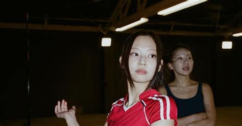 제니 속옷 노출한 로우라이즈 패션탄탄 복근 N샷