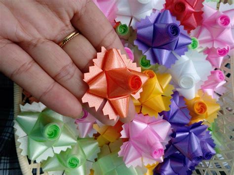 เหรียญโปรยทานดอกกุหลาบจิ๋วคละสีบรรจุเหรียญ1บาท แพคละ50ชิ้น ราคา145บาท หนูหน่อย เหรียญโปรยทาน