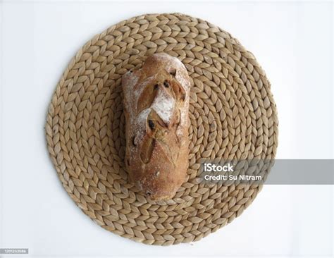 수제 원한 베이지 고리 버들 식탁보에 갓 구운 맛있는 빵은 흰색 배경에 고립 0명에 대한 스톡 사진 및 기타 이미지 0명 가구 갈색 Istock