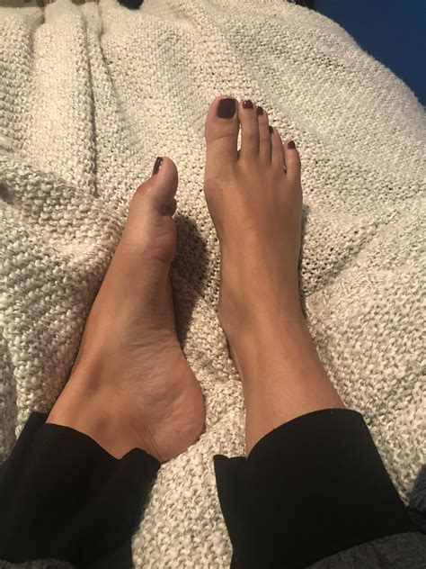 First Time Posting Trying To Decide If My Feet Are Pretty Enough For