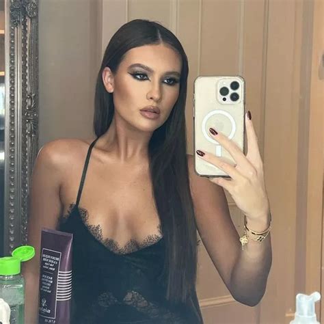 9 Hot Sexy Mimi Webb Bikini Pics