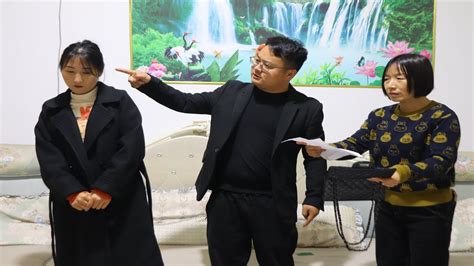 姐姐去看望弟弟，临走给钱时在包里发现一张纸，看完后让弟弟离婚 Youtube