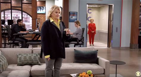 Hillary Clinton Makes Surprise Cameo In Premiere Of Murphy Brown Reboot Watch Towleroad Gay