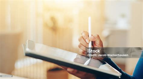 손 태블릿 및 사무실에서 스타일러스로 드로잉 인테리어 디자인을 위해 프로젝트 관리를 위한 검토 사람 글쓰기 및 디지털 터치스크린 응용 프로그램 편집 및 창의력 시작 시 30