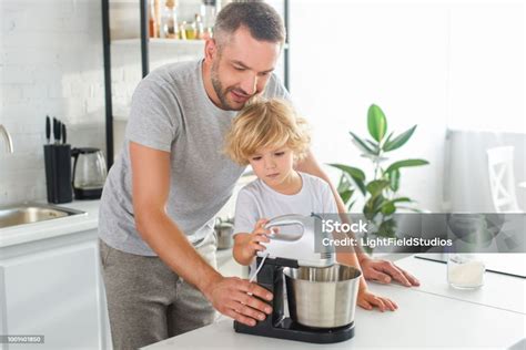 주방에서 반죽을 만들기 위한 믹서를 사용 하 여 그의 아들을 돕는 미소 가정 생활에 대한 스톡 사진 및 기타 이미지 가정 생활 가정 주방 가정의 방 Istock