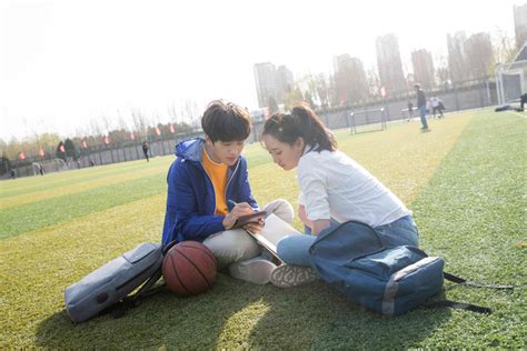 大学生在校园里学习 包图企业站