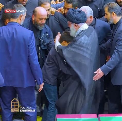 عکس‌ نوه‌های رئیسی در آغوش رهبر انقلاب