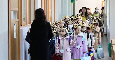 담임 선생님 따라 교실로