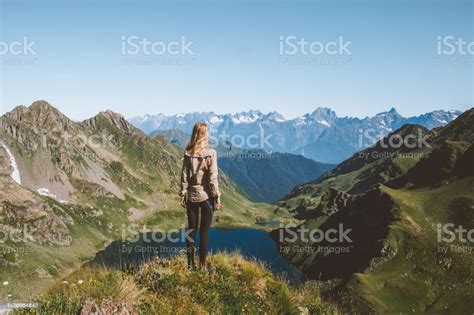 산 호수 전망 여행 모험 하이킹 야외 활동적인 건강한 라이프 스타일 여름 휴가 여성 솔로 여행자를 보는 여자 공중 뷰에 대한 스톡 사진 및 기타 이미지 Istock