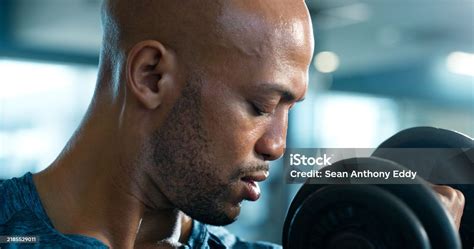 체육관에서 훈련 역도 및 남자 운동 및 피트니스 보디 빌딩 및 덤벨에 대한 진지함 헬스 클럽에 있는 사람을 위한 건강 성능 및 근육을 위한 운동 근접 촬영 및 헌신 건강한