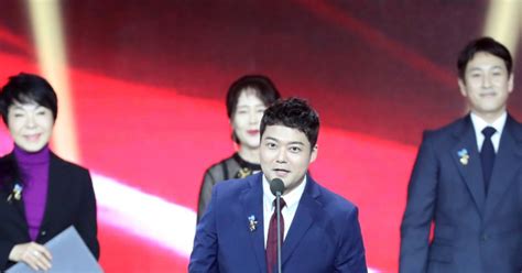 방송인 전현무 국무총리 표창 수장