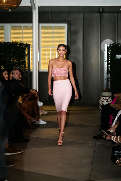 꾸뛰르 디자이너 의류 럭셔리 패션 런웨이 맞춤형 모델 모델링 스타일 스타일리시한 시크한 실내 패션쇼 실루엣 아름다운 모델 야간 행사 여성복 옷장