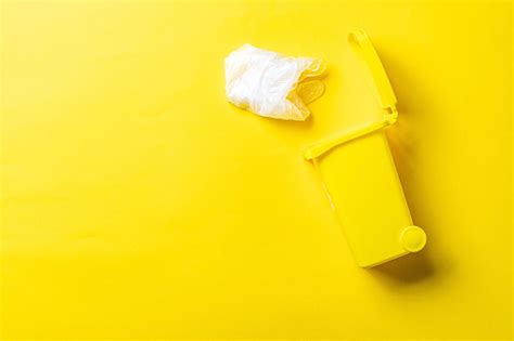 쓰레기 재활용 쓰레기 쓰레기를 폐기하고 환경을 절약하기 위해 용기를 보관하십시오 노란색 배경에 고립 된 플라스틱 쓰레기를 재