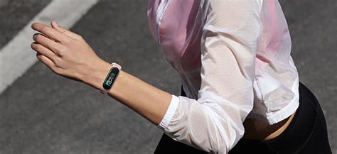 Xiaomi Mi Band 5 już oficjalnie. Jest większa, ale też i bardziej kobieca