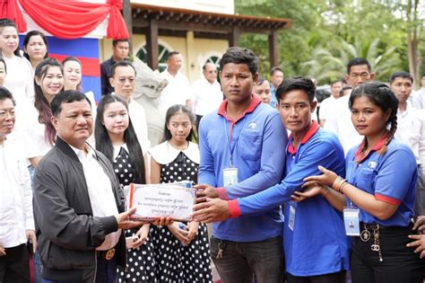 លោកអ្នកឧកញ៉ា ទ្រី ភាព ចុះសំណេះសំណាល និងចែកអំណោយដល់បុគ្គលិក កម្មករចំនួន ១ ៥០០នាក់