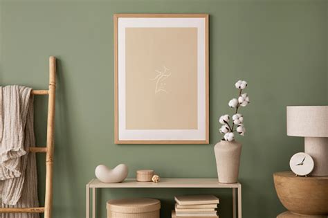 모의 포스터 프레임 서랍장의 나무 상자 베이지 색 꽃병 및 창조적 인 홈 액세서리가있는 따뜻하고 아늑한 거실 인테리어 디자인