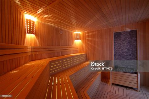 사우나룸에 자리해 있습니다 돌 히터가있는 빈 나무 한증막 건강을 위한 사우나 실 전통적인 사우나 액세서리가 구비된 사우나실 건강하고 스파 라이프 스타일 0명에 대한 스톡
