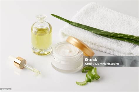 유기농 크림 향수 피 펫 수건 및 알로에 베라 슬라이스 및 백색 표면에 잎 0명에 대한 스톡 사진 및 기타 이미지 0명 몸 가꾸기 배경막 Istock