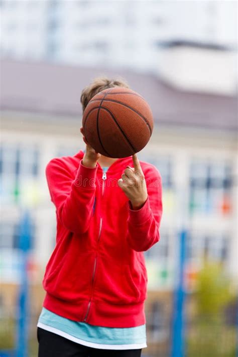 Junge In Rotem Hemd Spielt Basketball Auf Dem Spielplatz Der Stadt