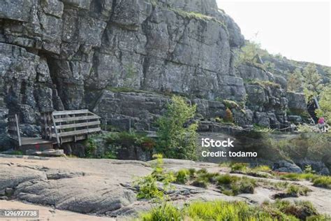 노르웨이 피요르드의 연단 바위 꼭대기로 향하는 길에 있는 바위와 풍경 0명에 대한 스톡 사진 및 기타 이미지 0명 경관 경외감 Istock