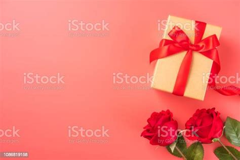 빨간 리본 및 2019 살아있는 산호 발렌타인 기념일 어머니의 날 복사 공간 개념의 최신 유행 색상에 로즈 선물 상자 보기 가기 2019년에 대한 스톡 사진 및 기타 이미지