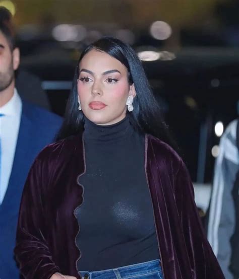 إطلالة كاجوال لجورجينا رودريجيز مع كريستيانو رونالدو في السعودية مجلة هي