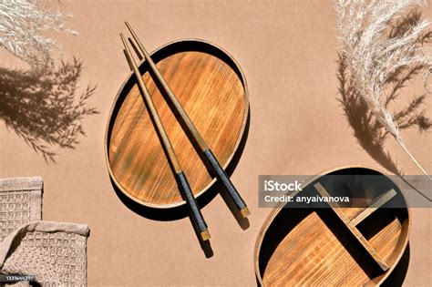 텍스트 포장 점심 갈색 종이 배경에 제로 폐기물 포장 도시락 세트 도시락 대나무 포크 숟가락을 후로시키 천으로 감쌌습니다 야생 팜파 잔디의 트렌디 한 그림자 위쪽 보기