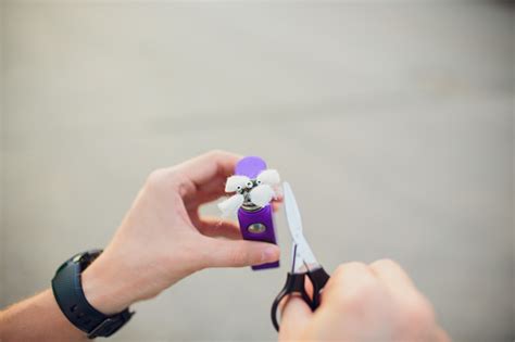 넣어서 떨어지는 분무기 또는 Vaping 또는 외국인 클랩튼 코일 및 면 줄무늬와 전자 담배에 대 한 Rda 종료 흡연 선택적 포커스와 매크로 사진에 대 한 전자액체